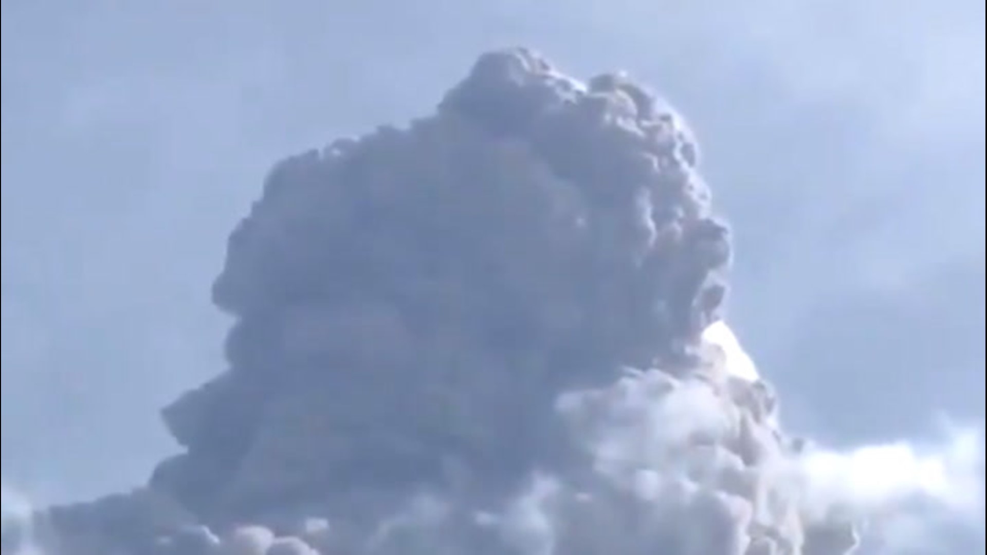 St. Vincent volcano spews ash in biggest explosive eruption | abc10.com