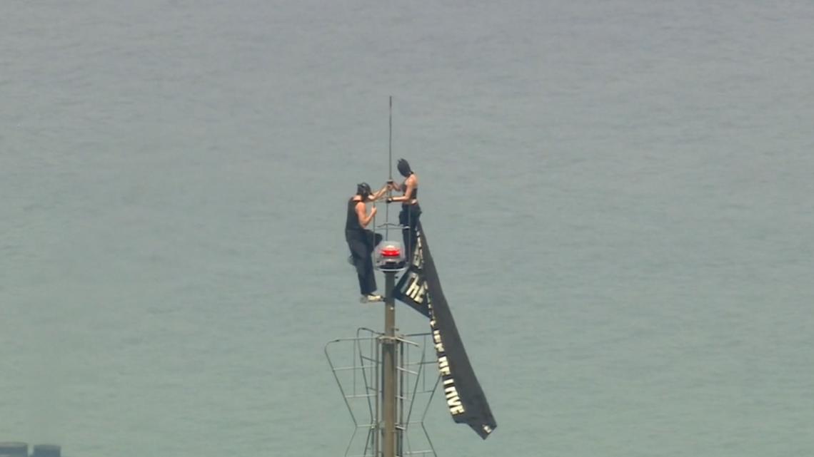 Two people climb to top of NYC's Empire State Building | abc10.com
