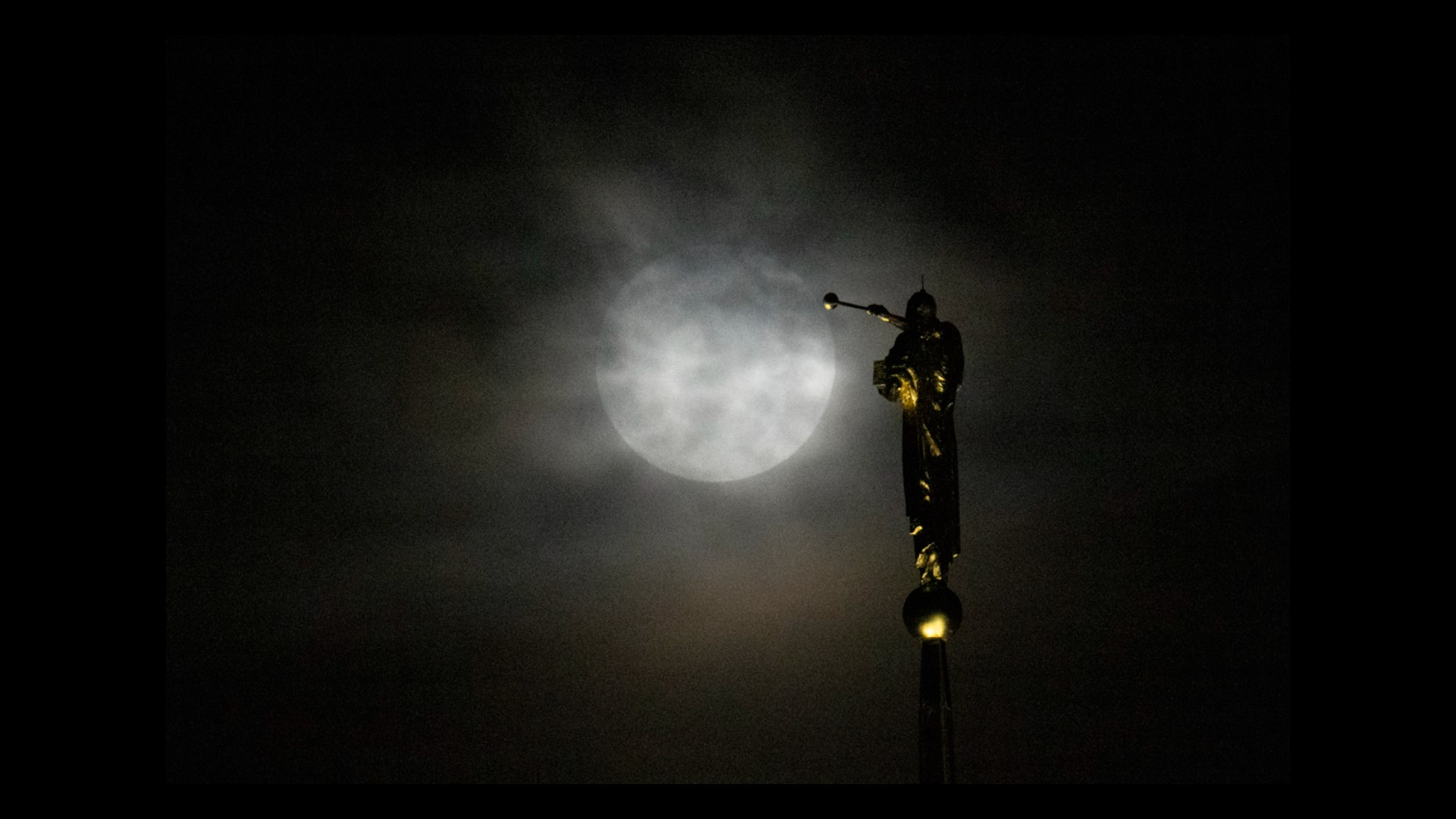PHOTOS: Rare blue supermoon lights up August night sky | abc10.com