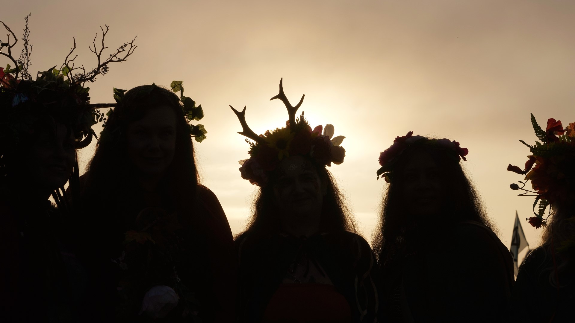 Thousands celebrate summer solstice at Stonehenge | abc10.com