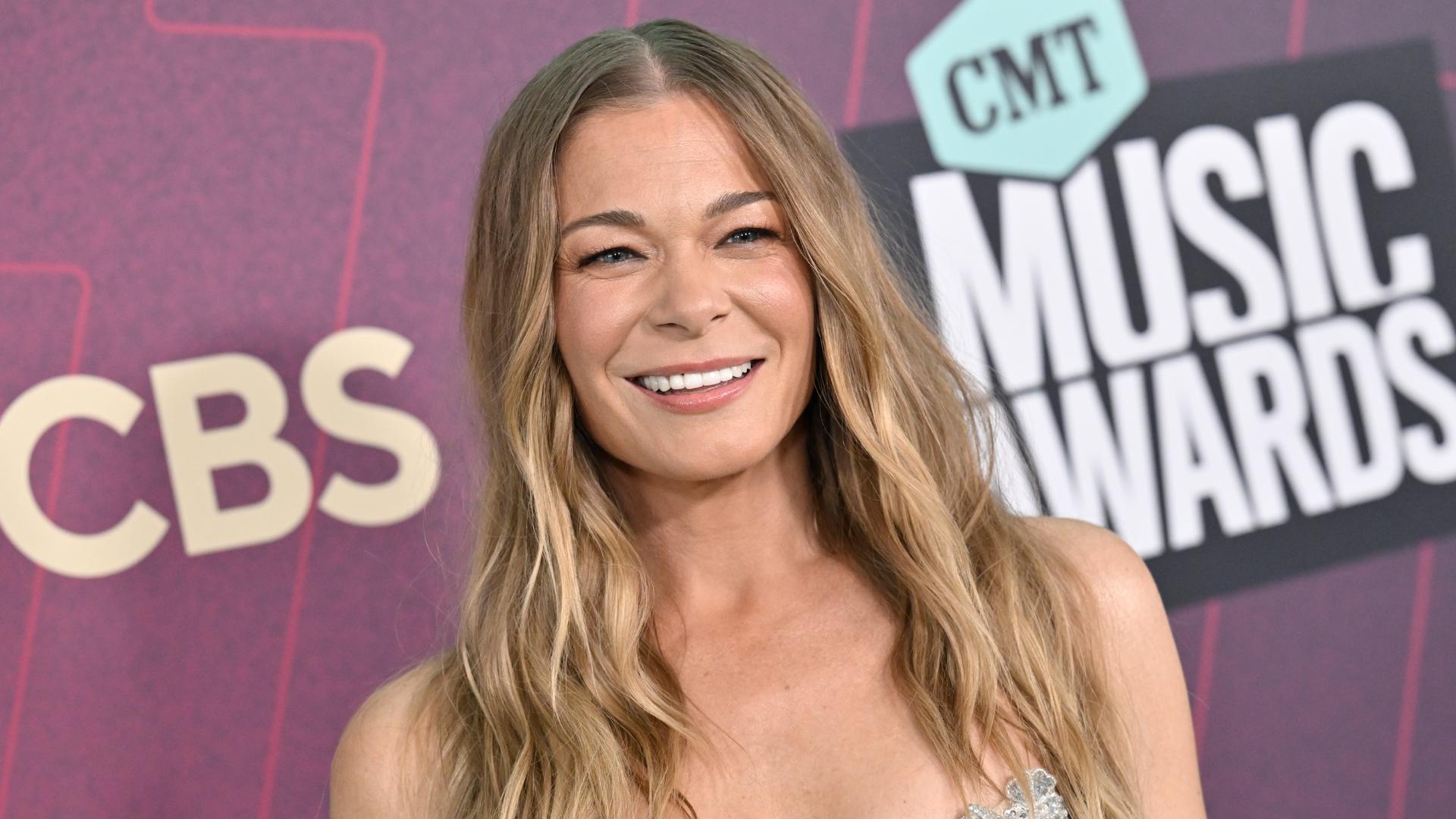 LeAnn Rimes' teeth fell out during concert in Washington | abc10.com