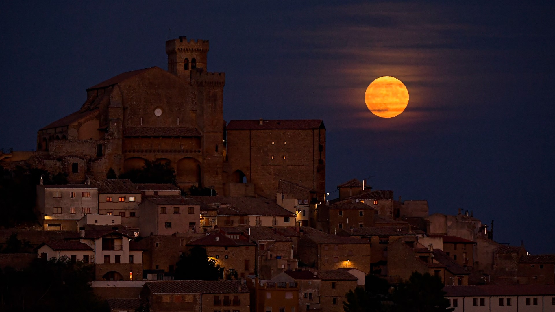 PHOTOS: Rare blue supermoon lights up August night sky | abc10.com
