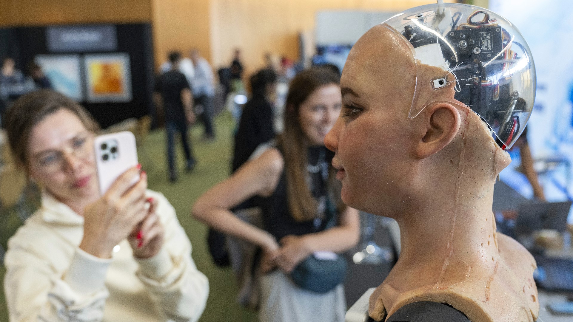 AI-enabled robots take questions at press conference in Geneva | abc10.com
