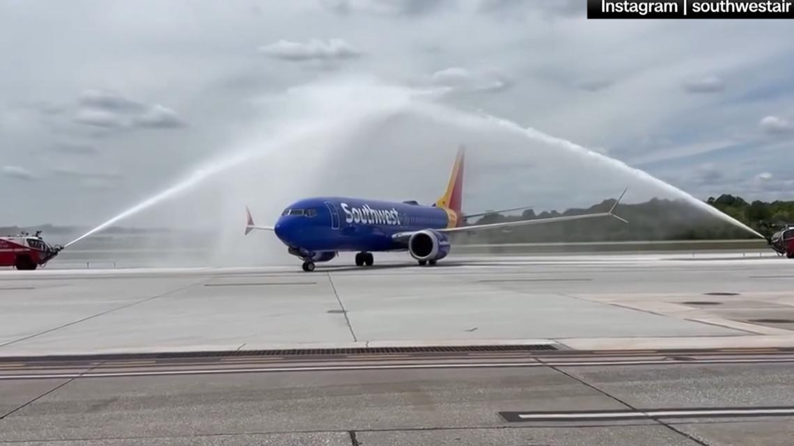 Southwest crew celebrates Spirit pilot's retirement after airline shuts ...