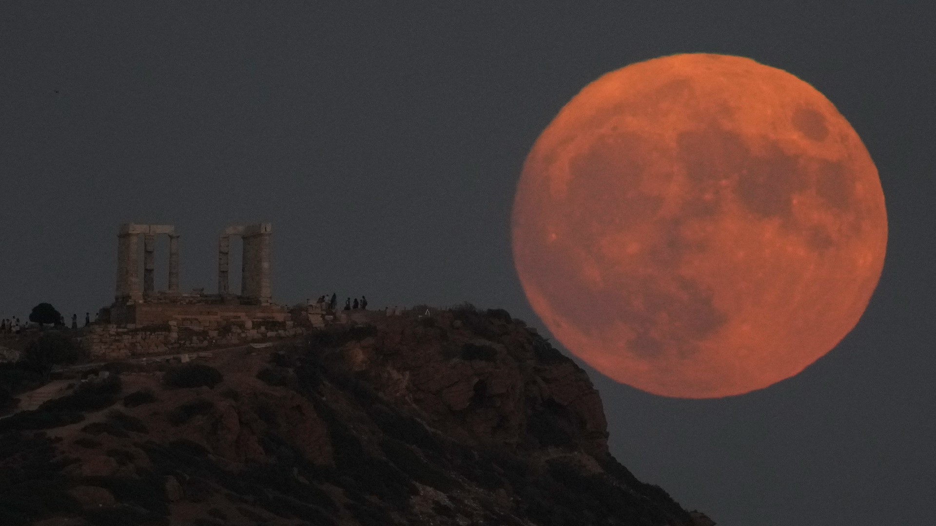 PHOTOS: Rare blue supermoon lights up August night sky | abc10.com