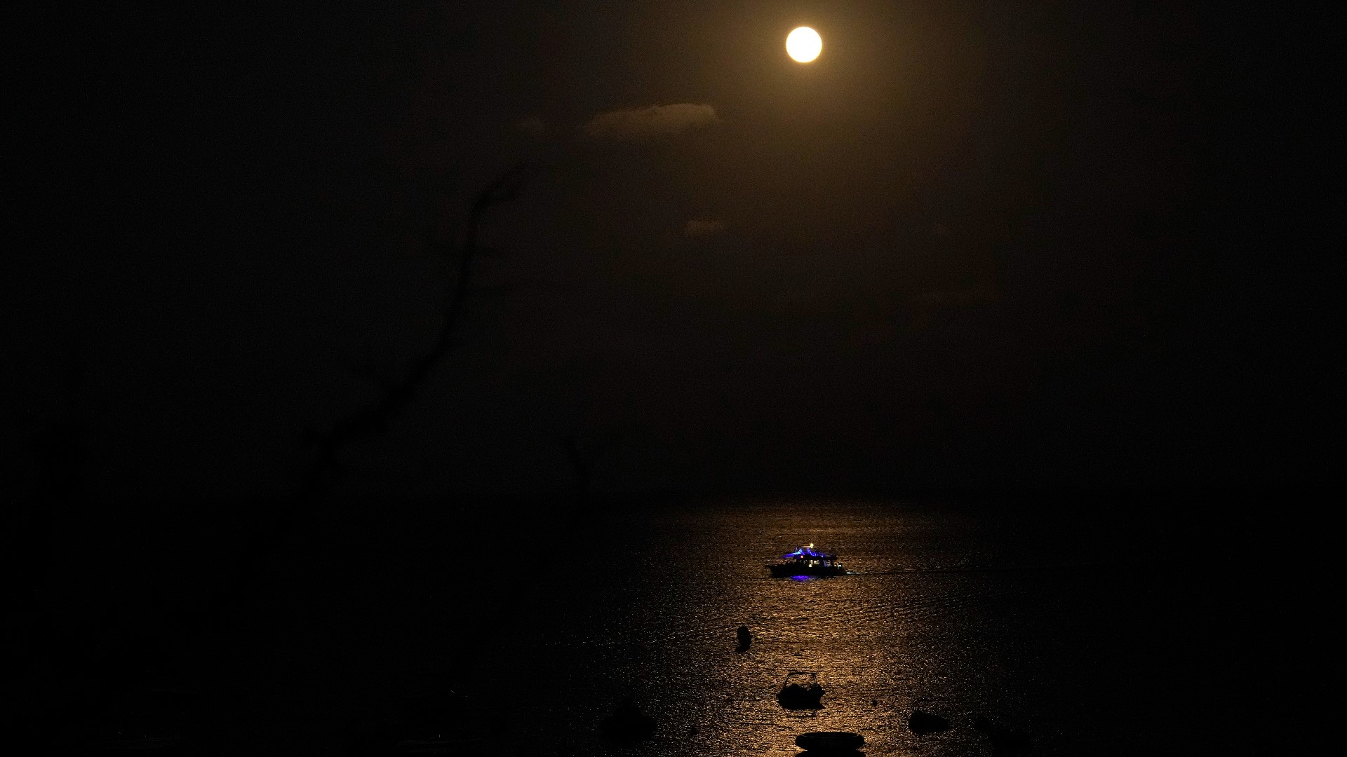 PHOTOS: Rare blue supermoon lights up August night sky | abc10.com
