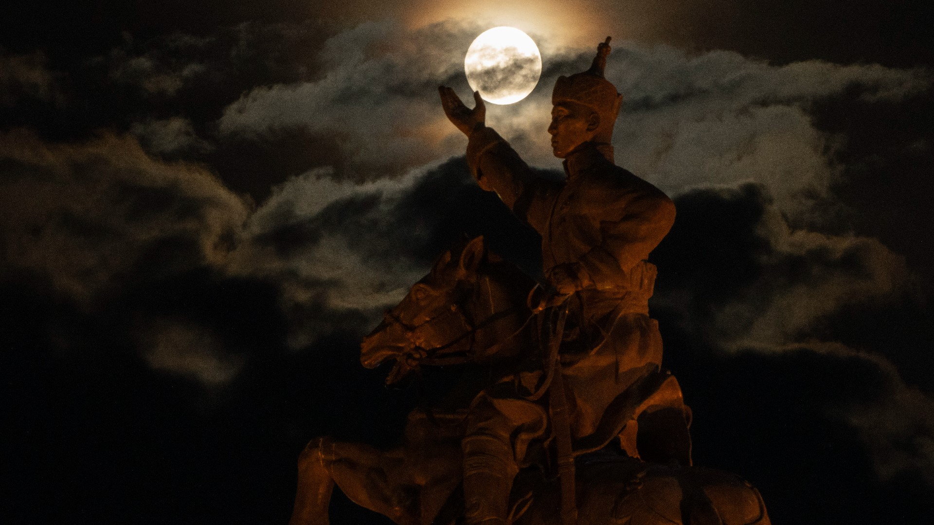 PHOTOS: Rare blue supermoon lights up August night sky | abc10.com