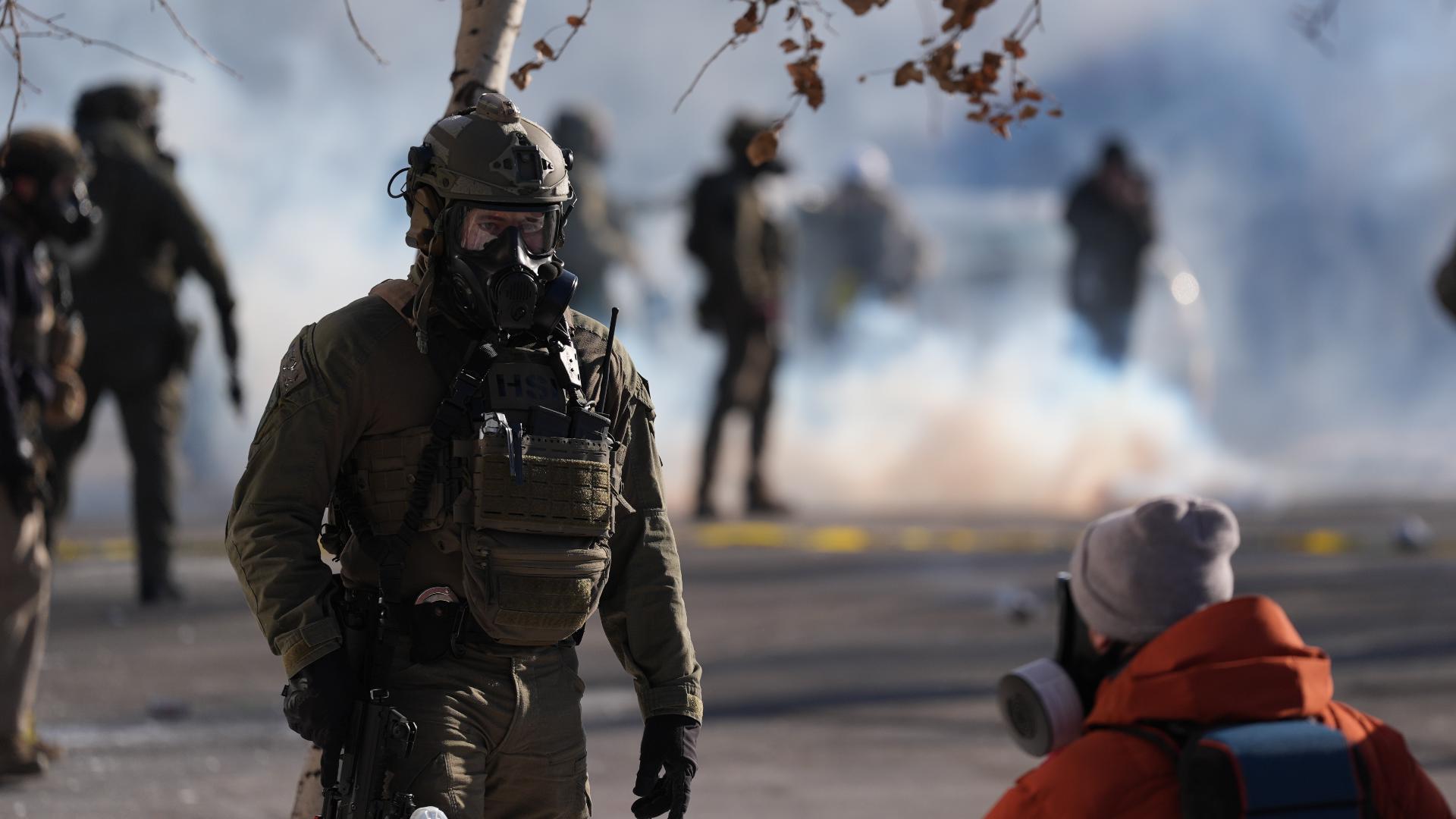 Agents deploy tear gas after fatal shooting in Minneapolis | abc10.com