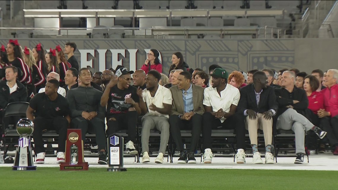 San Diego State Aztecs men's basketball team celebrates at Snapdragon ...