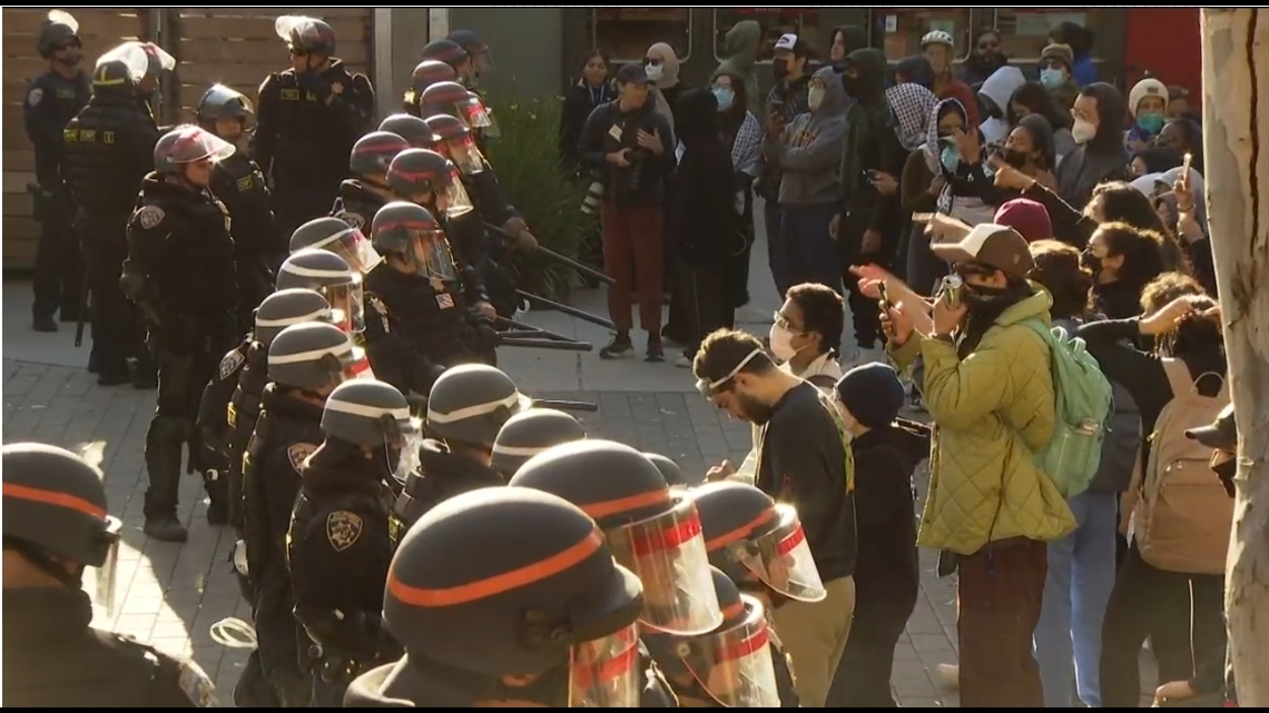 Police break down UC San Diego encampment, remove protestors | abc10.com