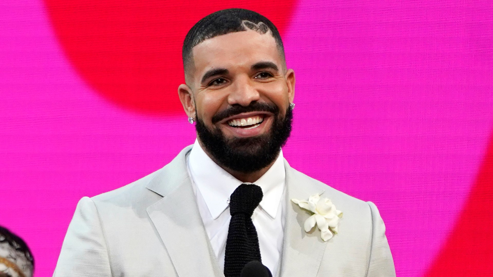 Drake pays for guests at Houston restaurants on Valentine's Day | abc10.com