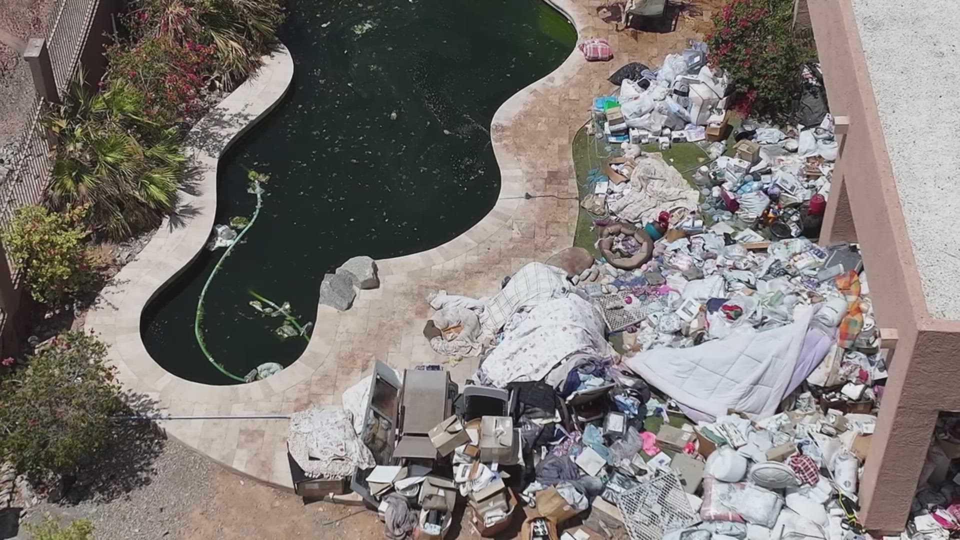 Couple plagued by awful smell after neighbor's body decomposes in ...