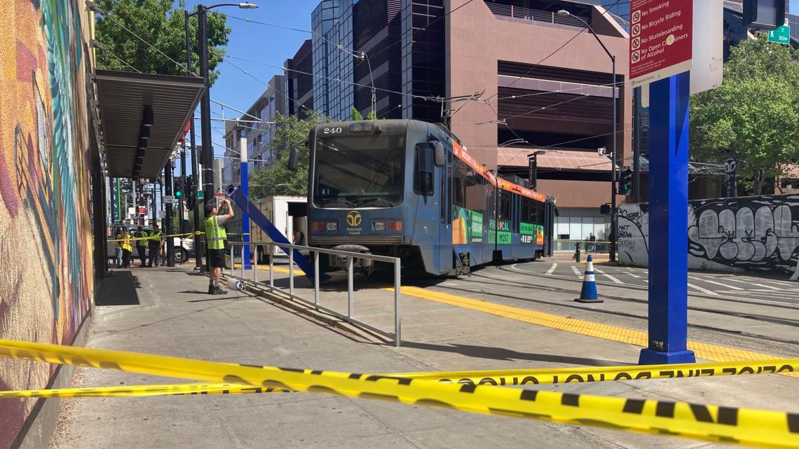 Train off tracks causing traffic delays in Downtown Sacramento | abc10.com