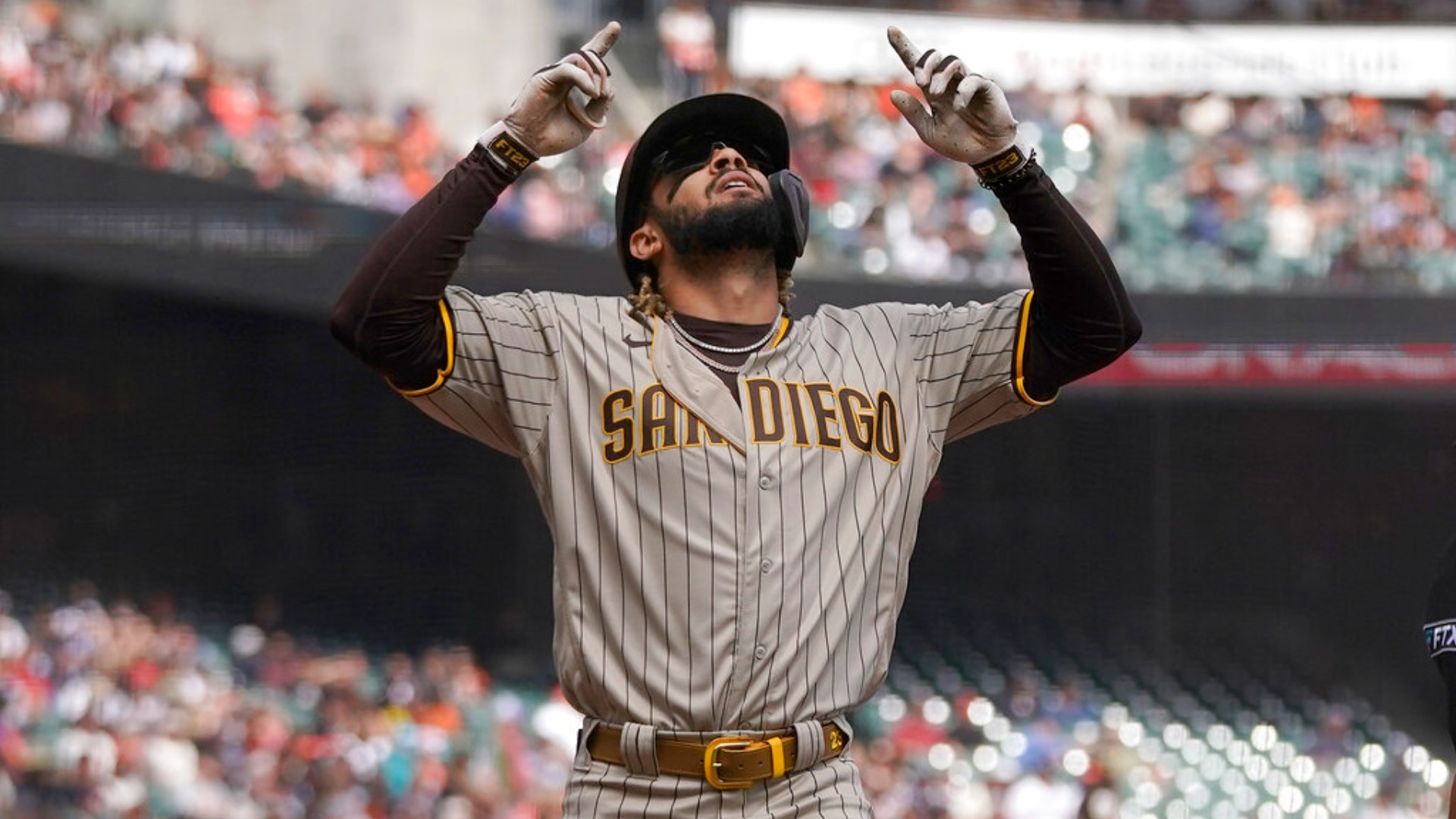 Tatis hits 39th HR, Padres beat Giants 7-4 to gain on Cards | abc10.com
