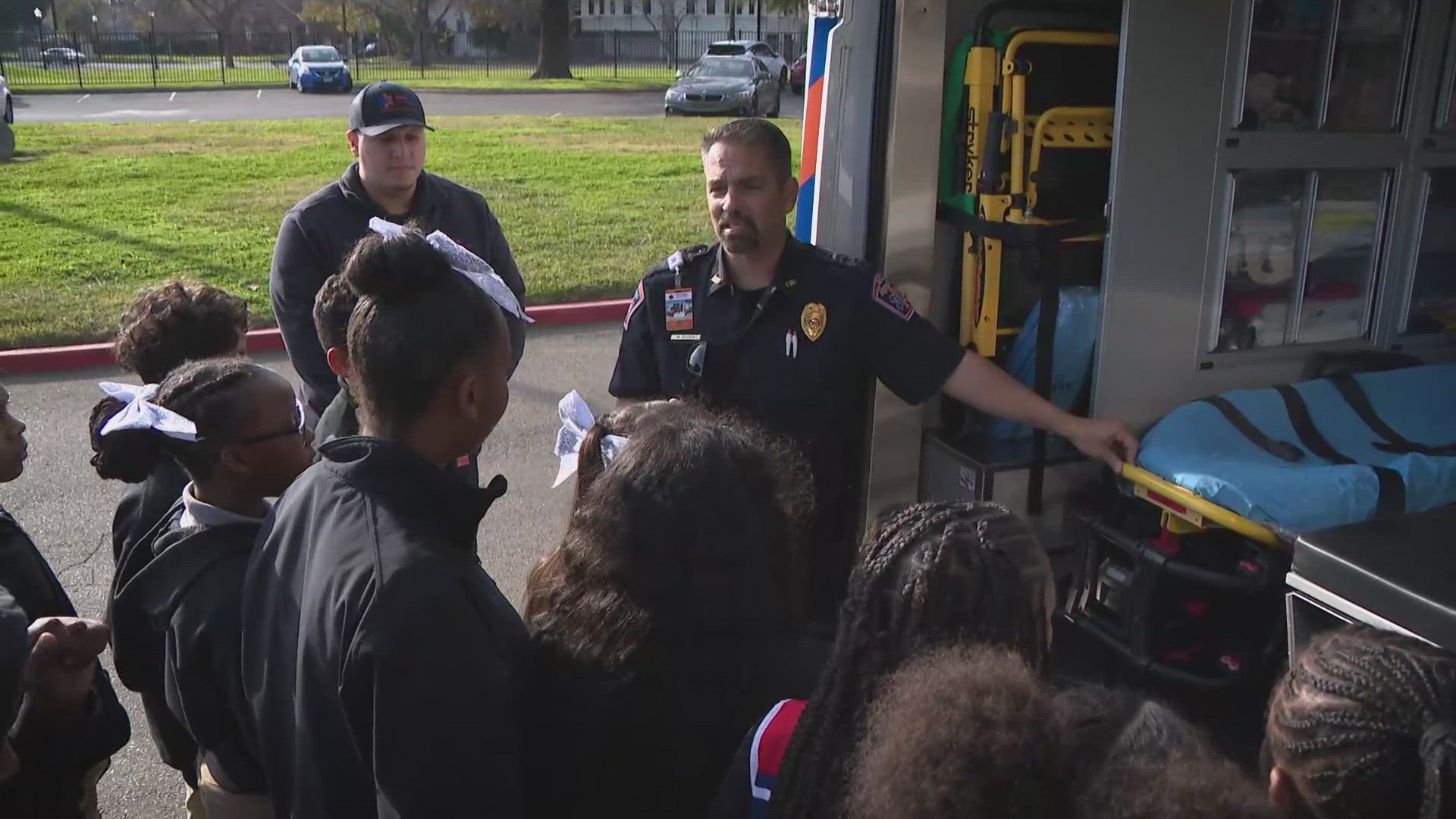 Teacher turns accident into learning moment, introduces students to ...