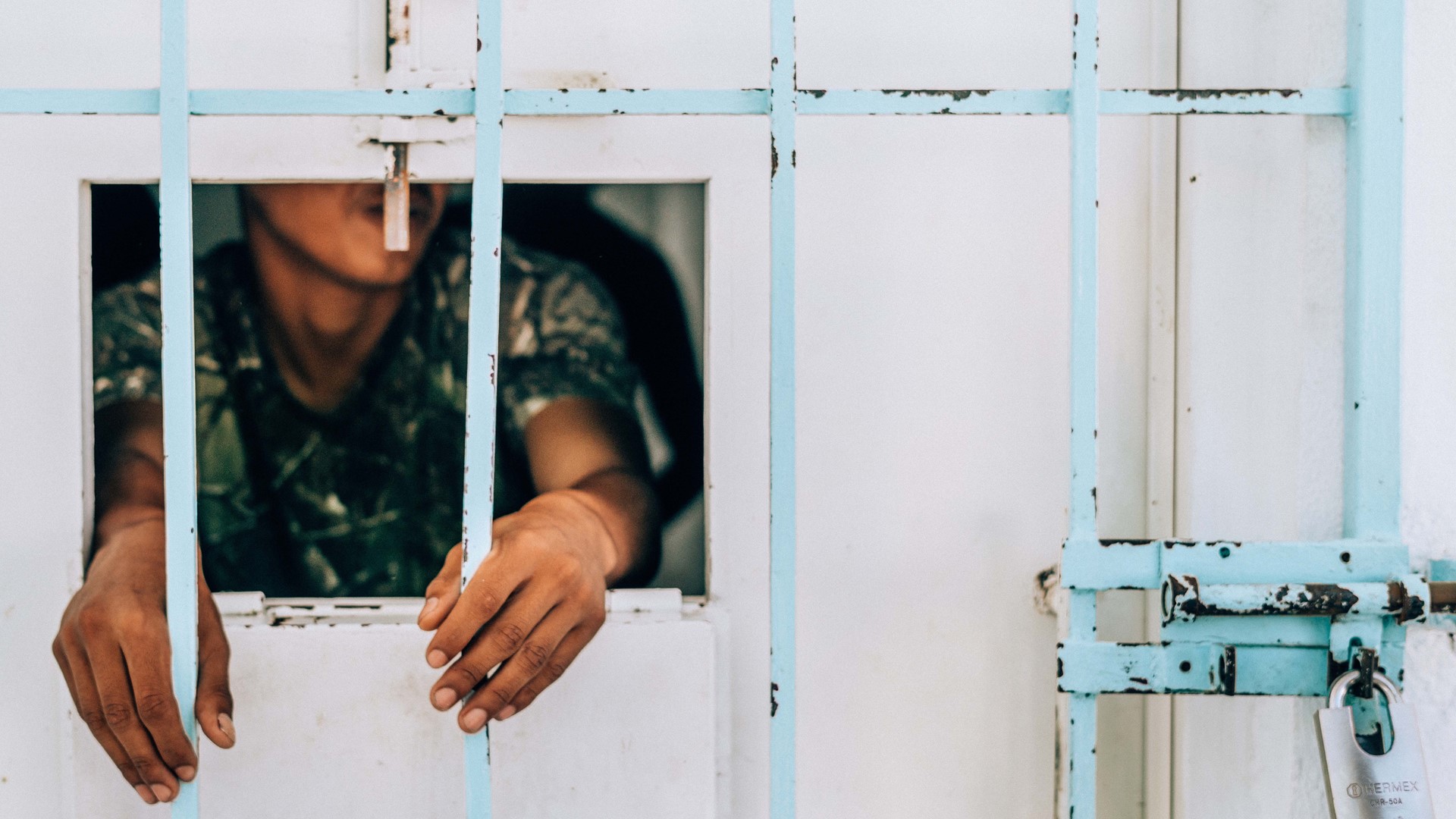 ICE detaining asylum seekers in prison-like detention centers | abc10.com