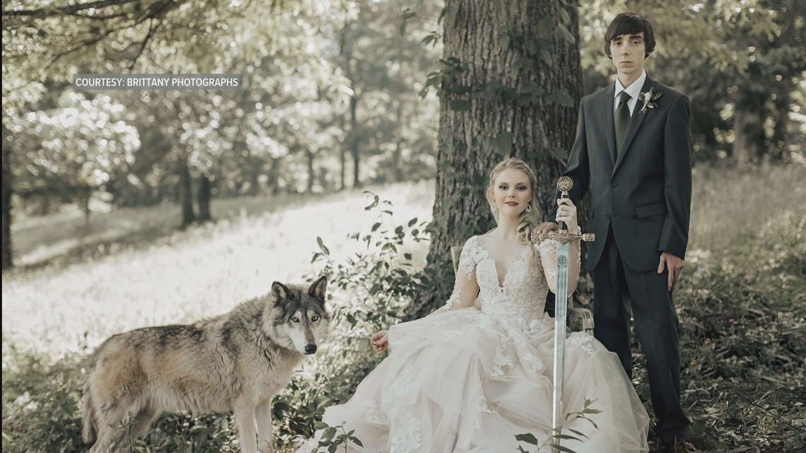 Wedding with wolves draws national attention to Tennessee couple ...