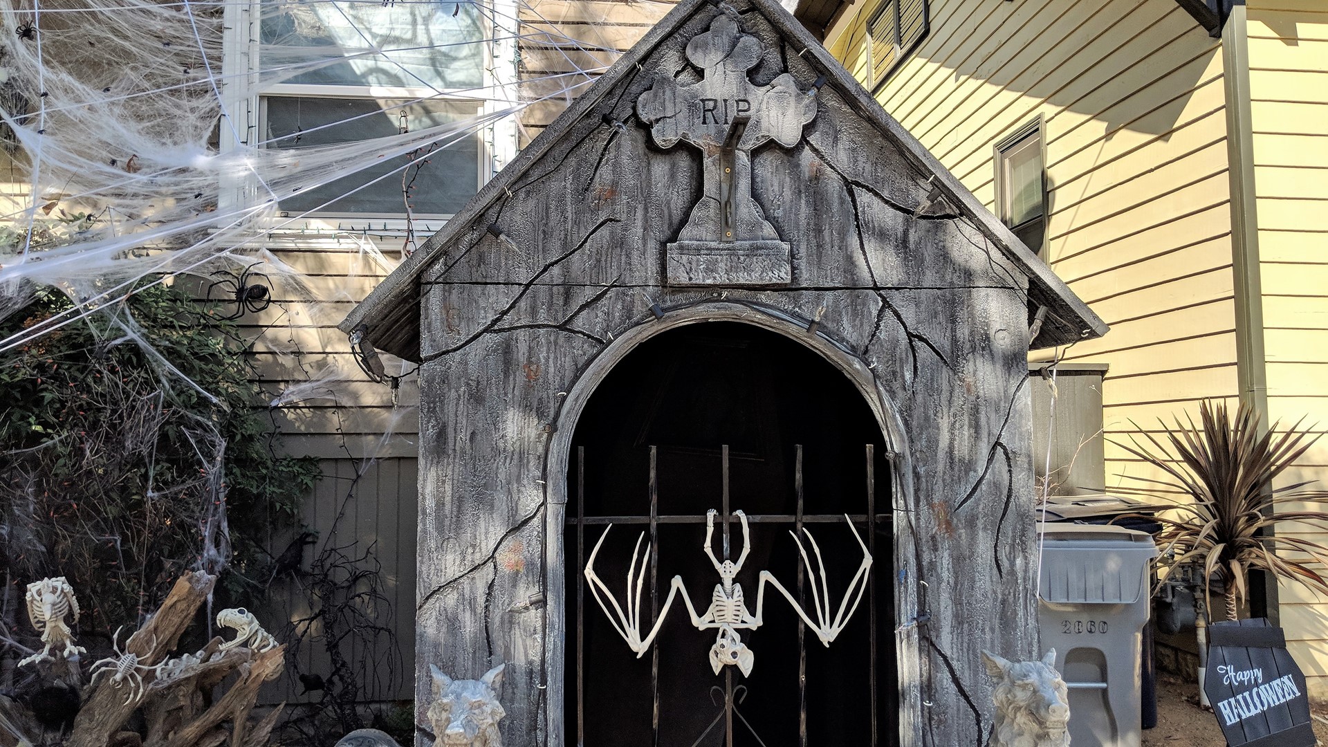 Oak Park 'Halloween House' dedicated to beloved postal clerk | abc10.com