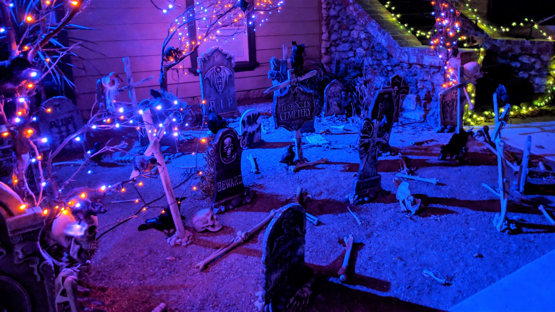 Oak Park 'Halloween House' dedicated to beloved postal clerk | abc10.com