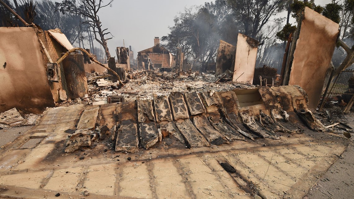 Fire map and road closures in Malibu and Thousand Oaks | Woolsey Fire ...