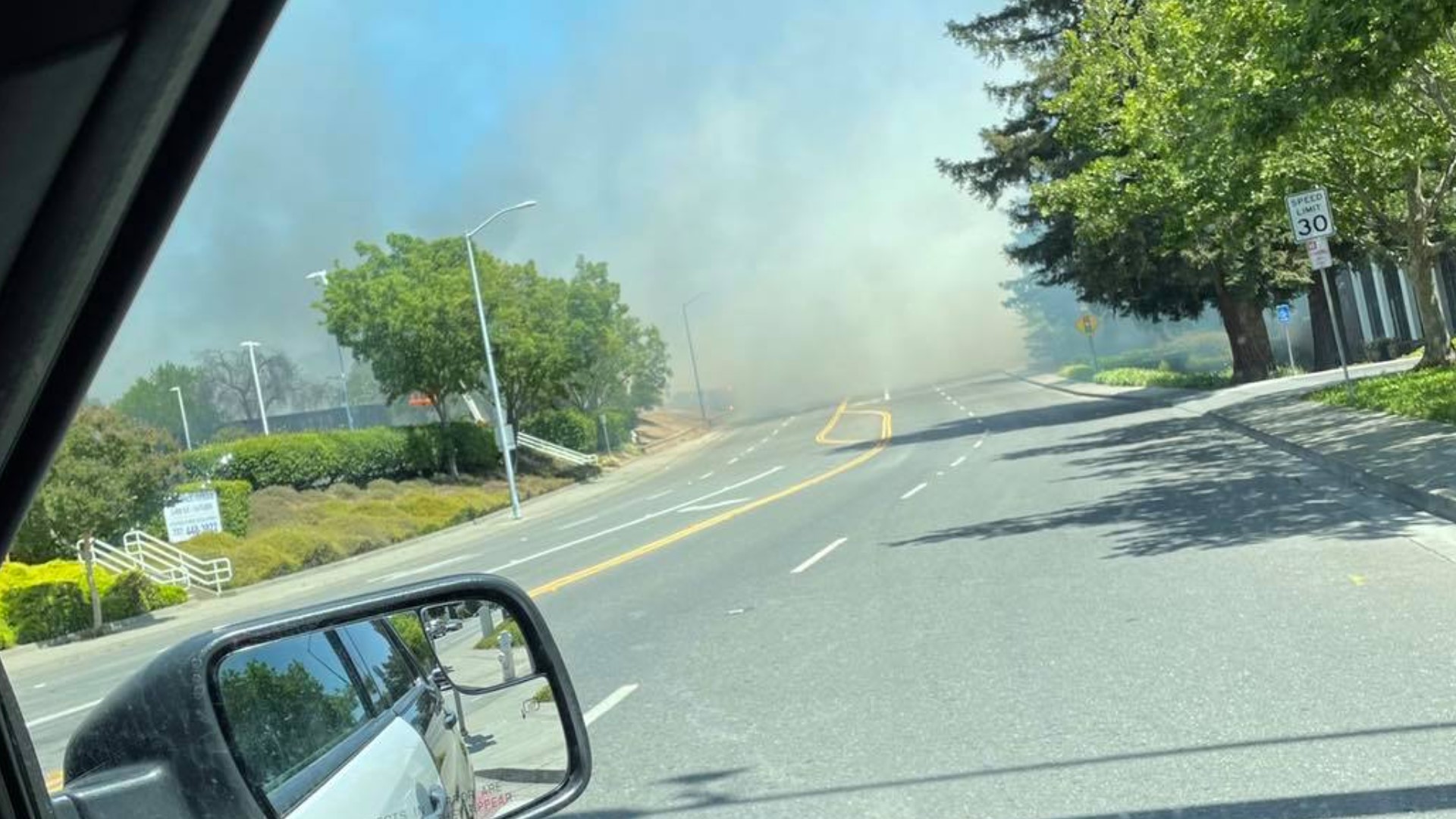 Downtown Vacaville grass fire contained, fire officials say | abc10.com