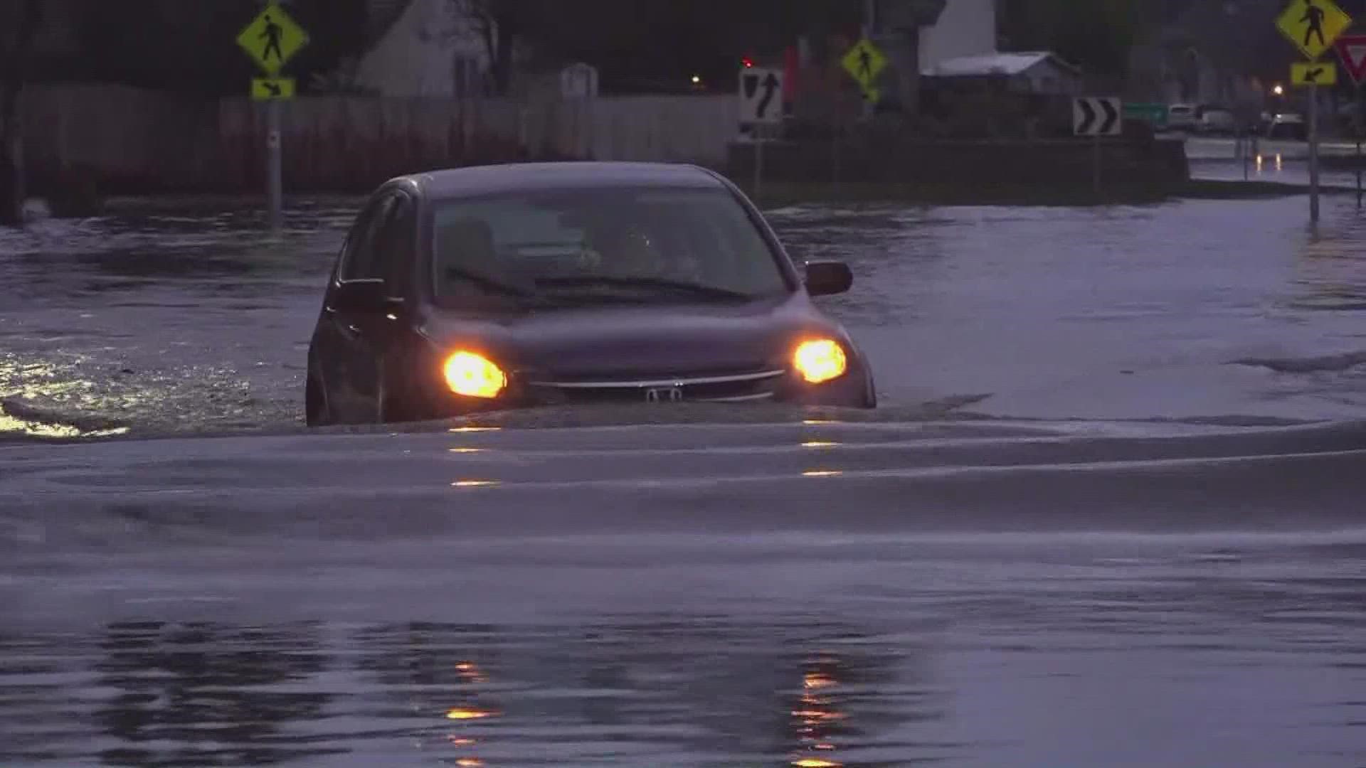 Heavy rainfall floods Sacramento area neighborhoods | abc10.com