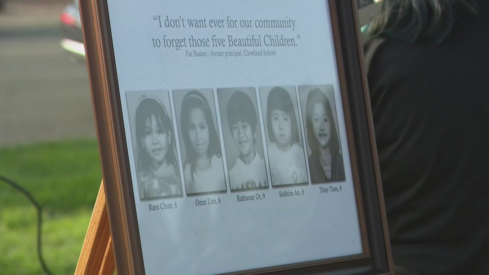 Photos show anti-ICE crowd chase off pro-ICE demonstrators from ...