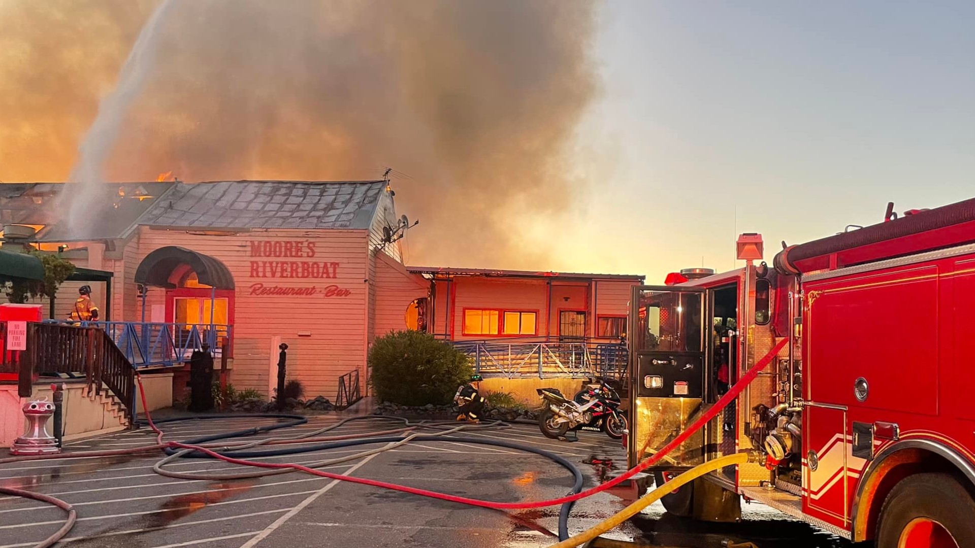 Moore's Riverboat Restaurant catches fire in Isleton | abc10.com