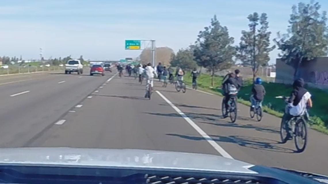 Video shows bicyclists riding in Highway 120 lane near Manteca | abc10.com