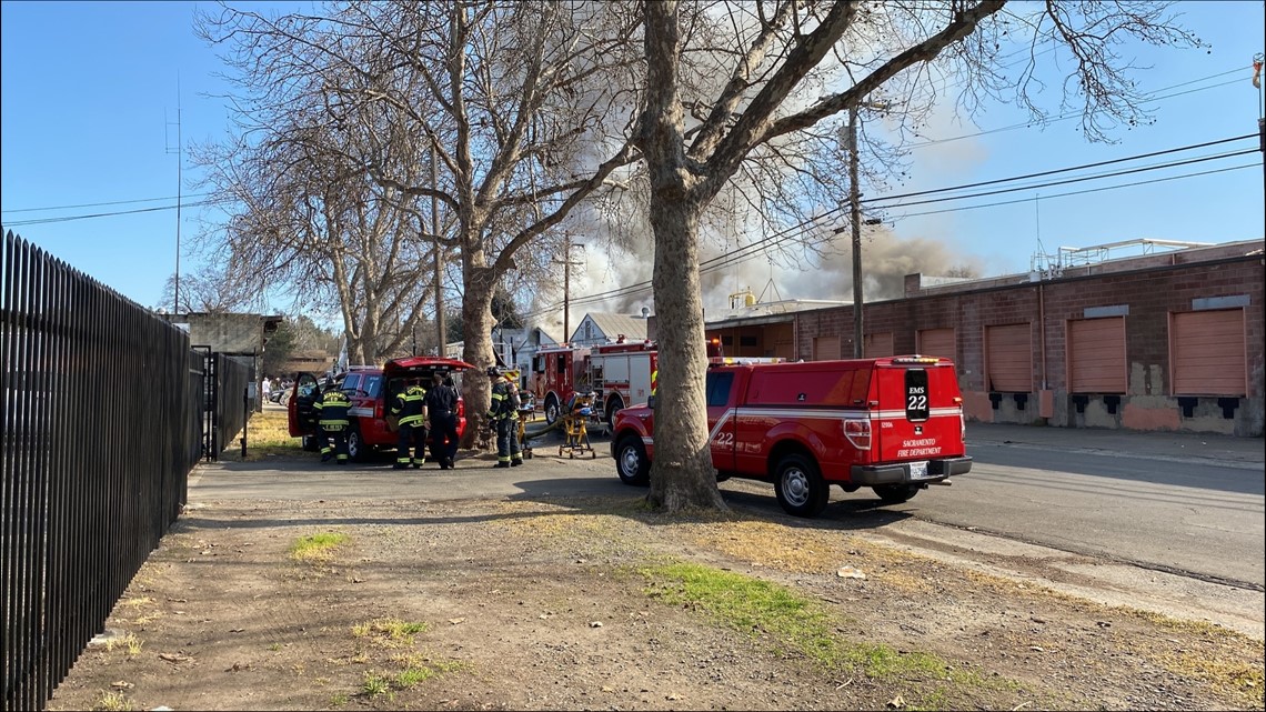 Fire spreads to warehouses near Broadway, Sacramento fire says | abc10.com
