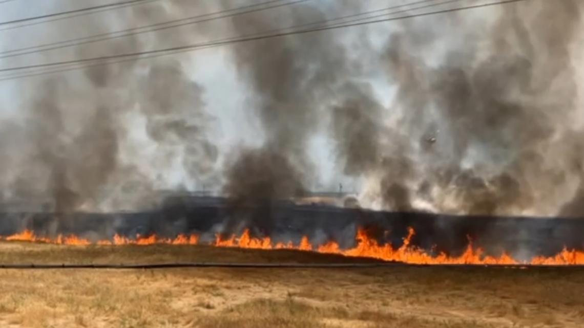 Structures threatened in Sacramento grass fire | abc10.com