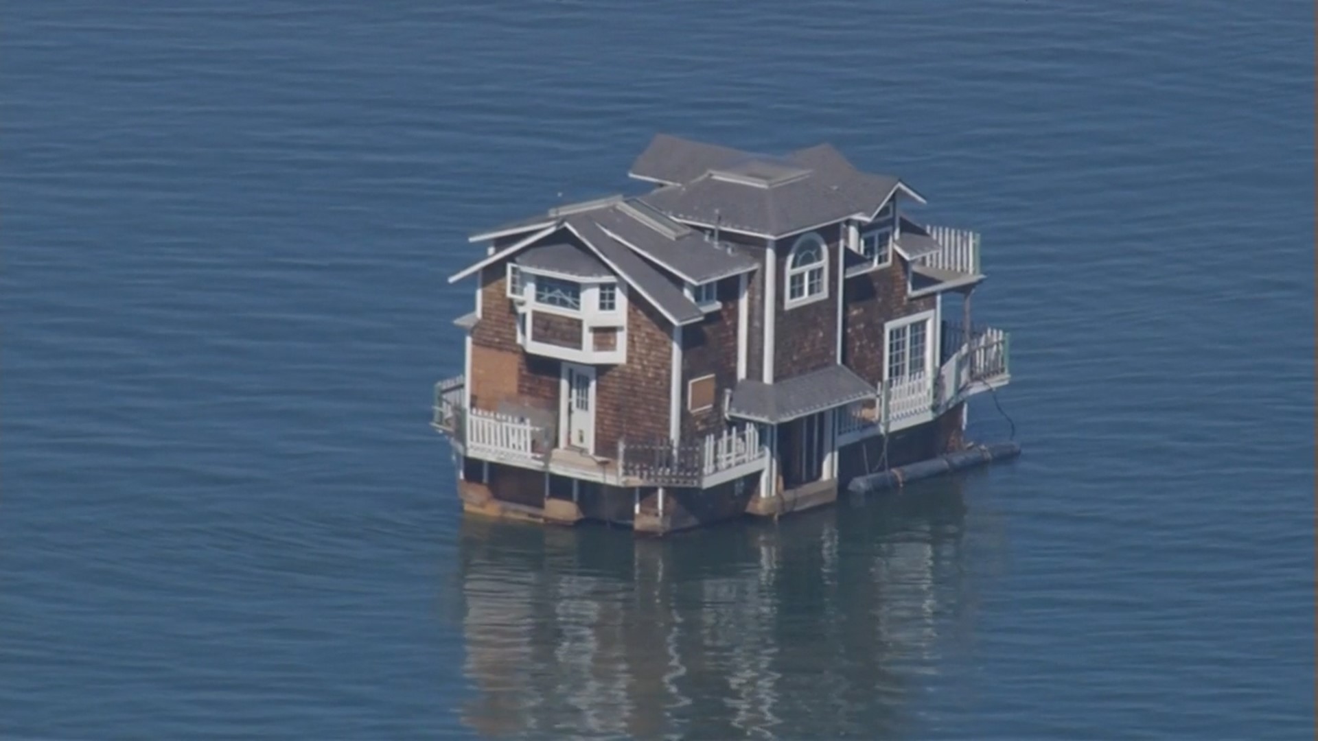 WATCH | A houseboat was seen floating across San Francisco Bay to its ...