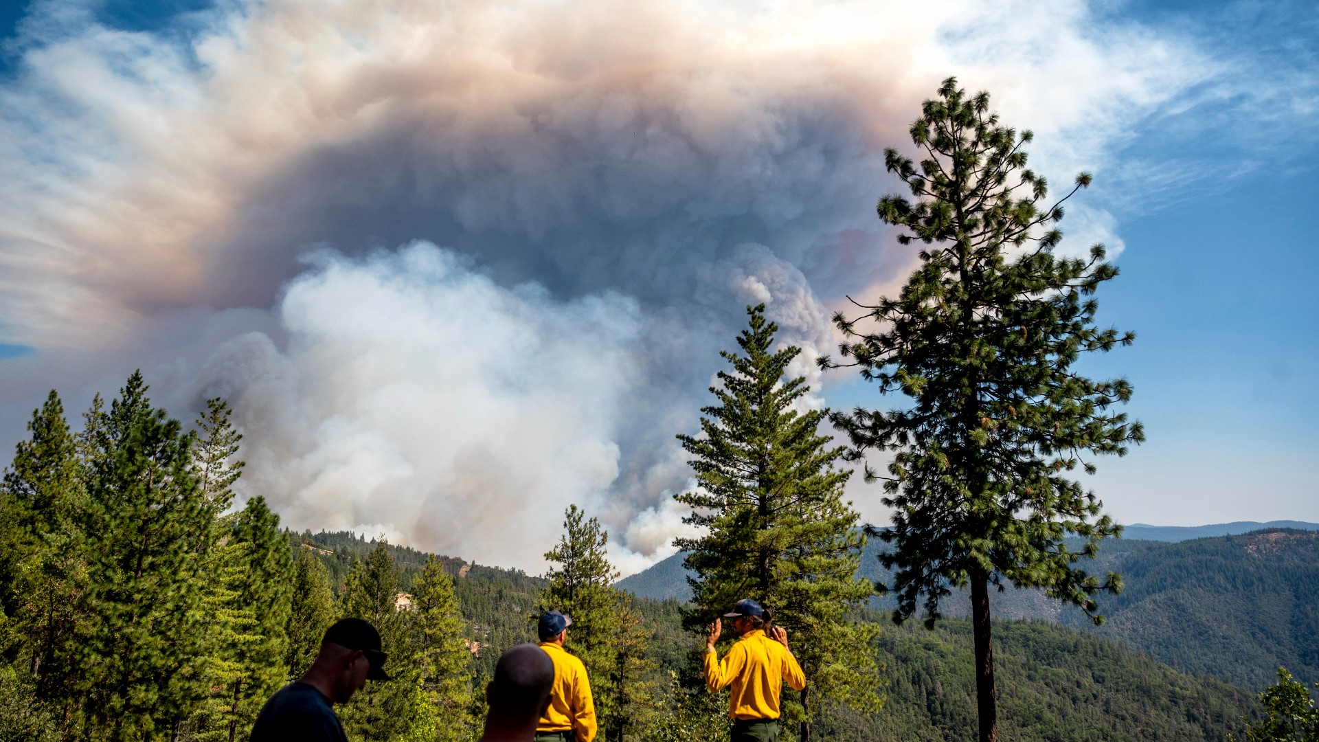 Mosquito Fire in California: Photos of the effort to save homes | abc10.com