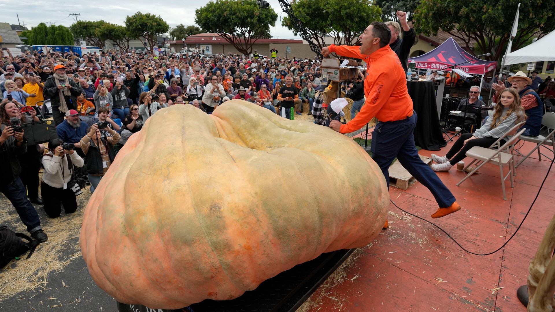 Pumpkin weighing 2,749 pounds sets world record | abc10.com