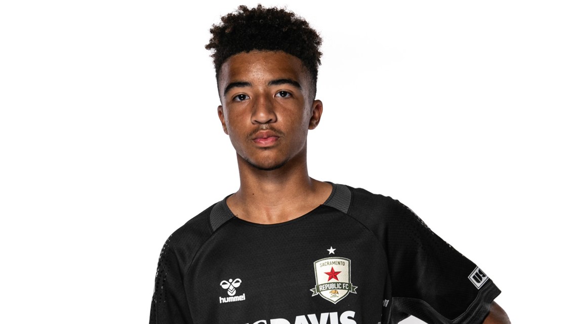 Da'vian Kimbrough becomes youngest pro in American team sports | abc10.com