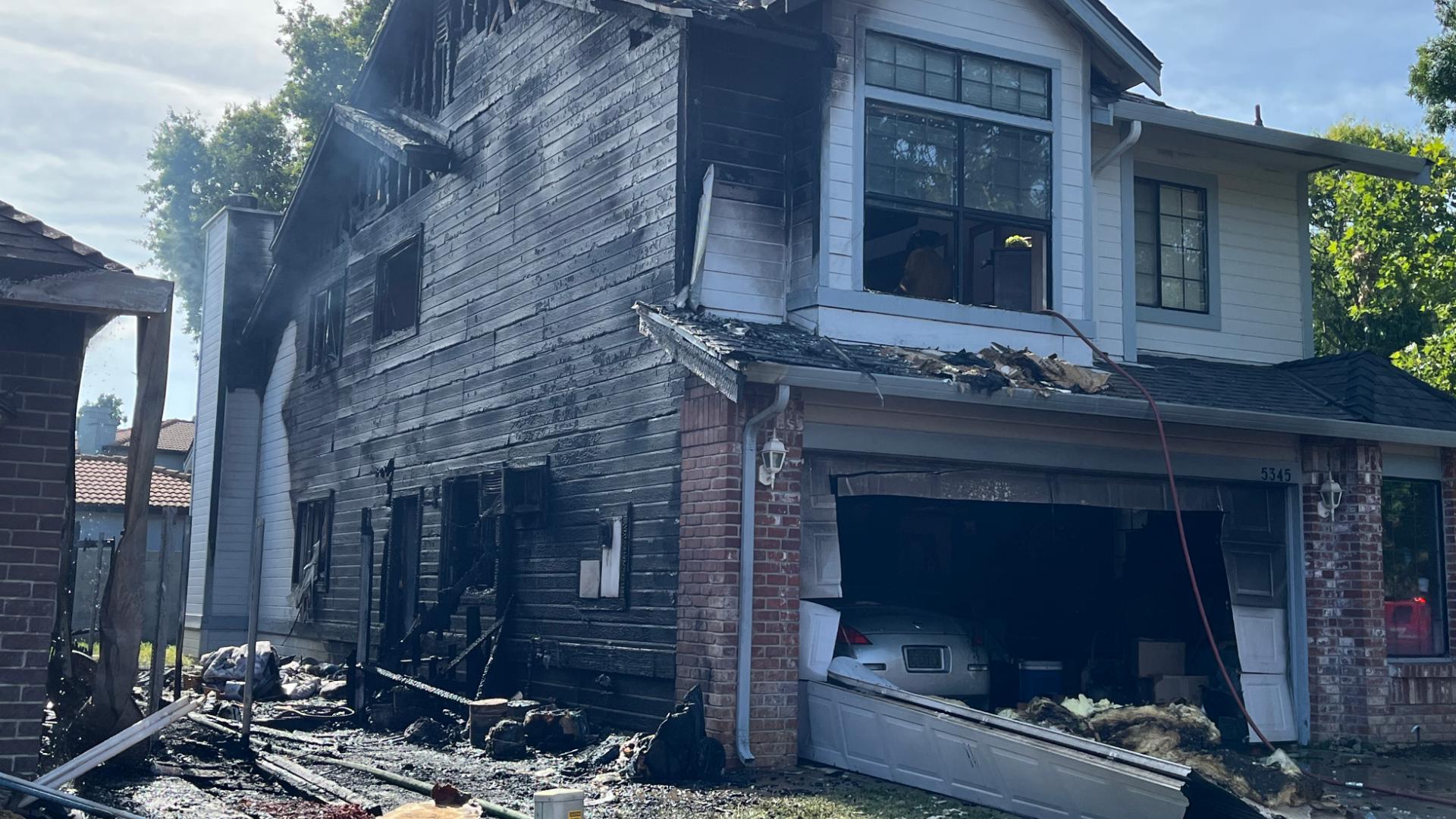 Fire crews contain Elk Grove house fire spreading to second home, no ...