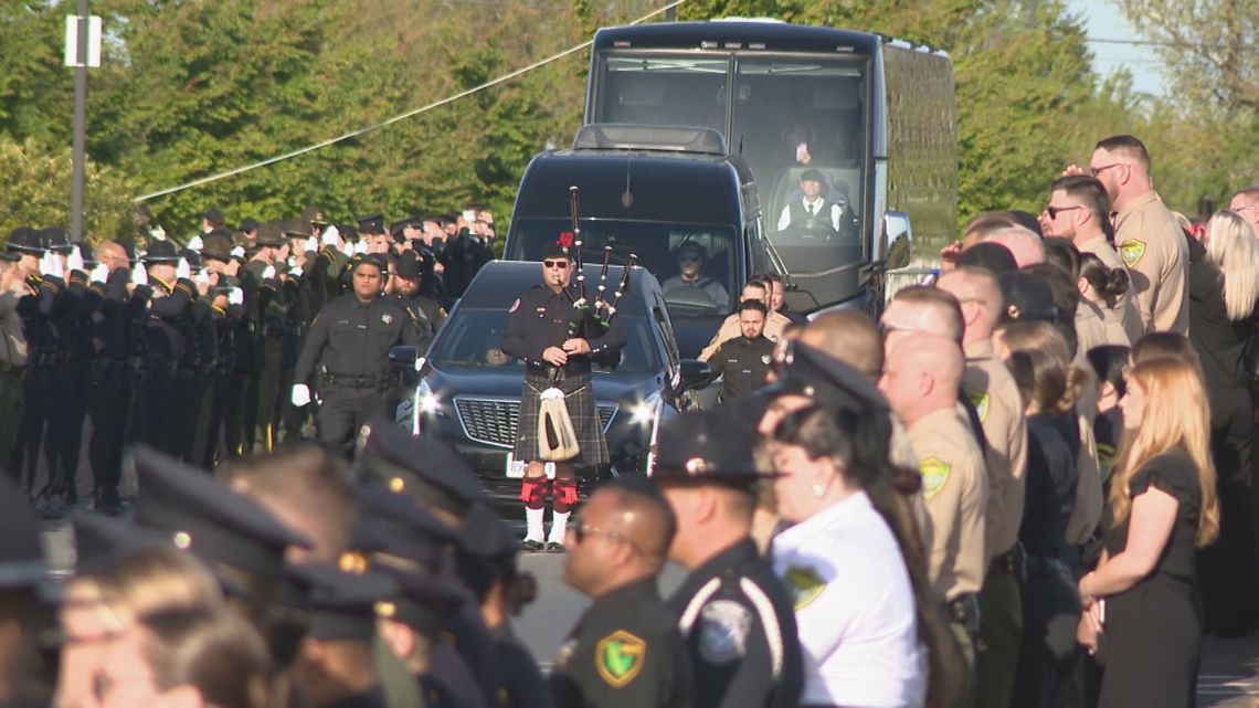 Community honors slain Marysville Officer Osmar Rodarte's life | abc10.com