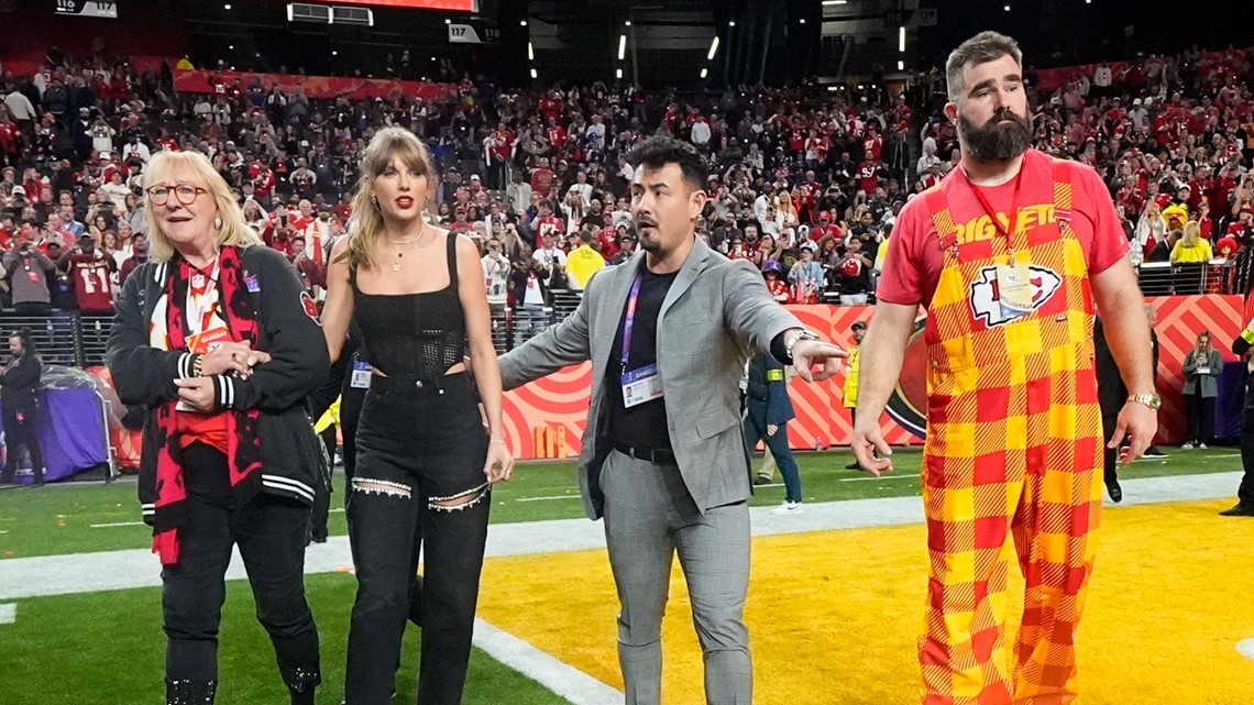 Jason Kelce Super Bowl outfit: Here's what he wore | abc10.com