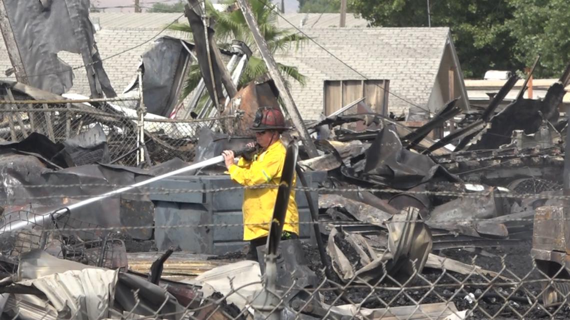 Modesto pallet yard fire destroys buildings, cars | abc10.com
