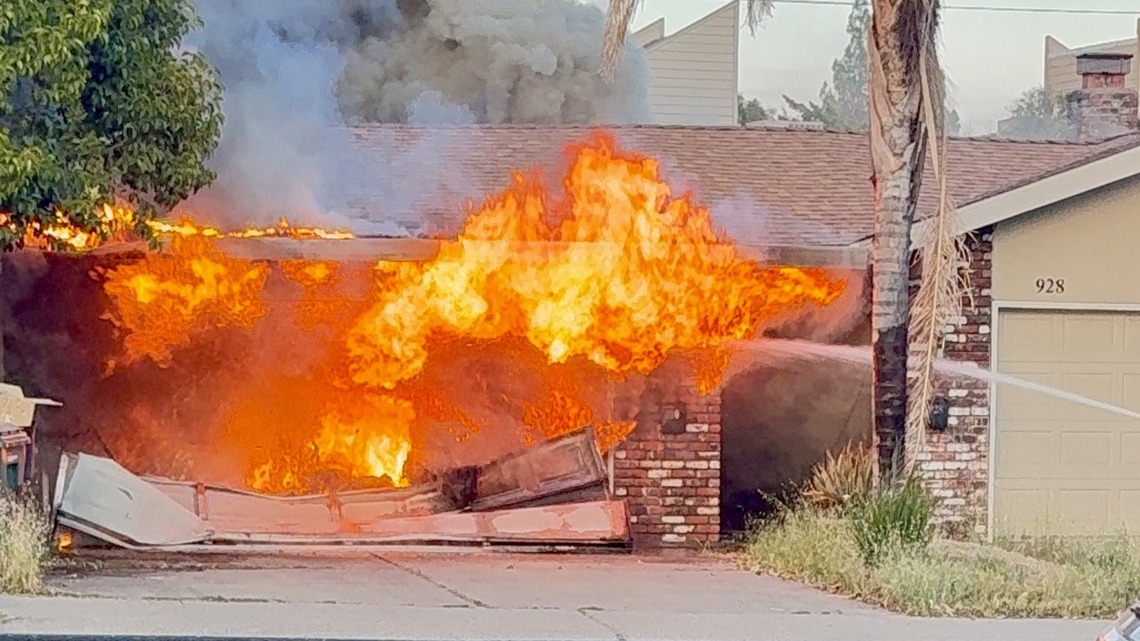 Family escapes Sacramento duplex fire in Arden area | abc10.com