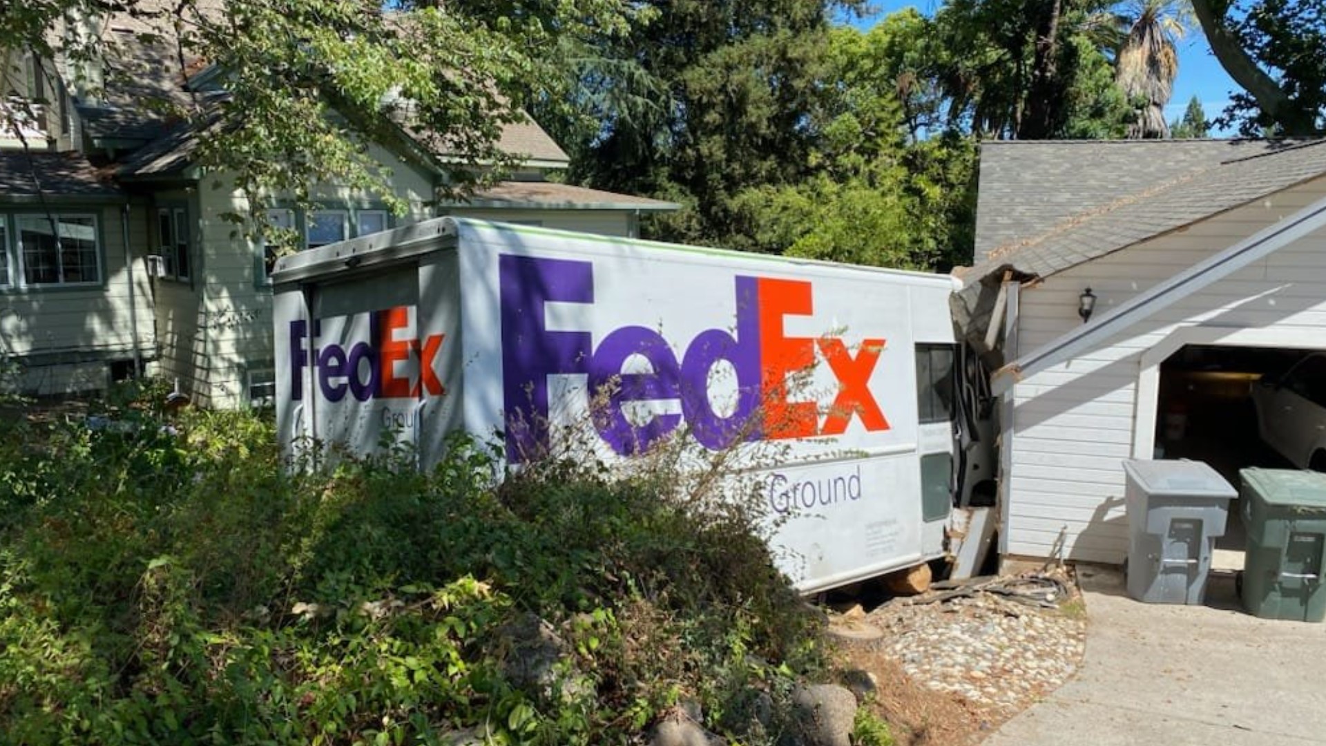 FedEx truck crashes into Auburn home | abc10.com