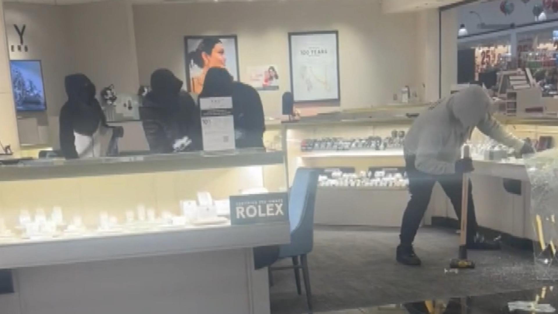 Video shows quick smash-and-grab robbery at Weberstown Mall jewelry ...