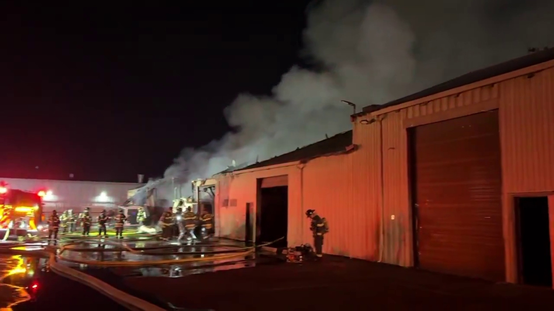 Sacramento fire crews battle large auto shop flames | abc10.com