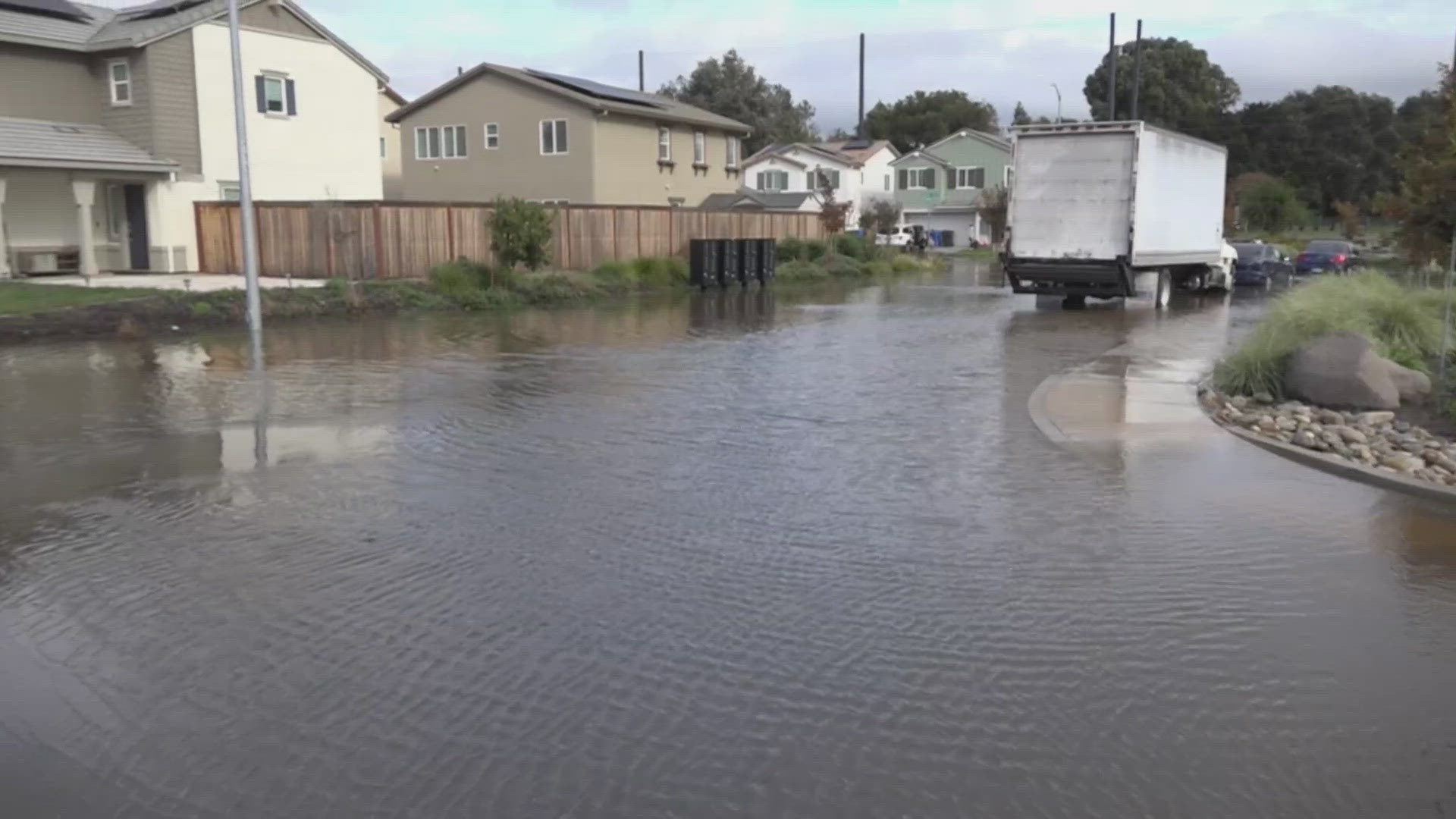Heavy rain floods Yosemite Greens neighborhood in Manteca | abc10.com