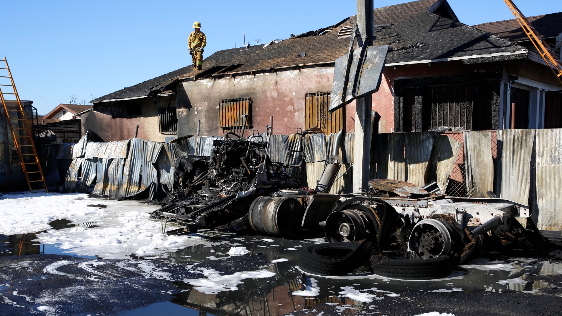2 injured in Los Angeles explosion following gasoline leak | abc10.com