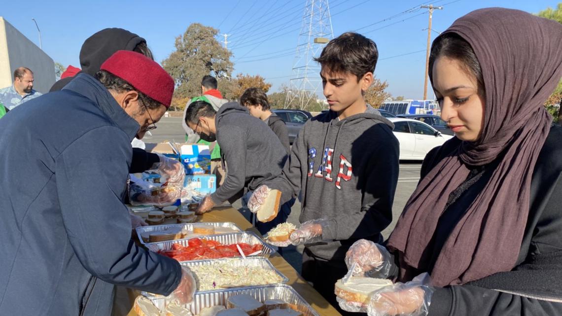 Tarbiya Institute gives out Thanksgiving meals to refugees | abc10.com