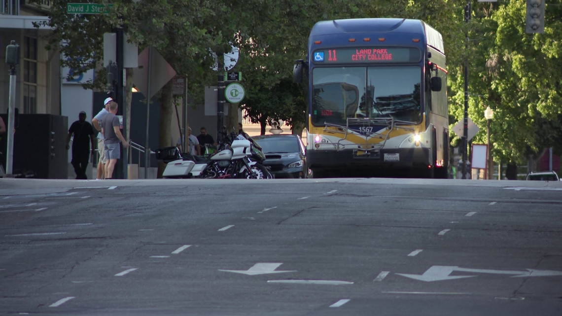 SacRT plans contactless payments for buses, paratransit and light rail ...