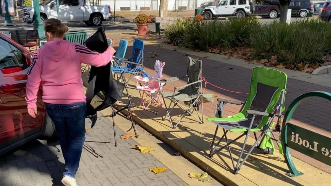 Chairs begin lining downtown Lodi streets ahead of light parade | abc10.com