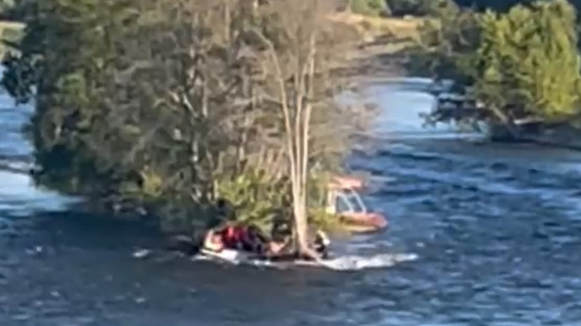 8 boaters rescued from American River after raft gets stuck | abc10.com
