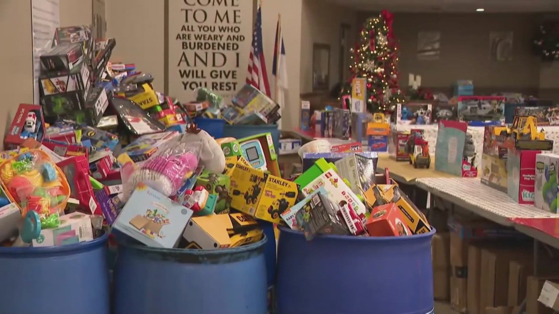Hundreds line up in Modesto for Christmas help at Gospel Mission ...